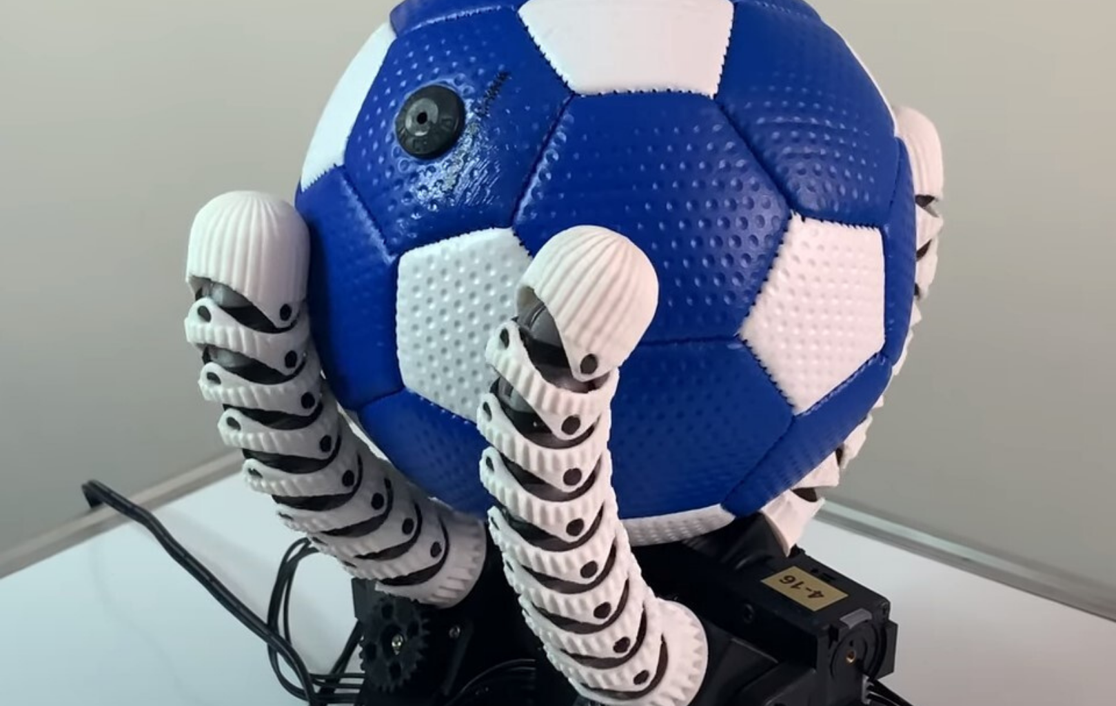 “Rolling Fingers” Robot Can Rotate What It’s Holding Without Letting It ...